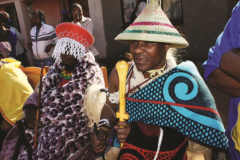 Kwenziwe umshado ongajwayelekile wokushadiswa kwamadlozi | Eyethu News