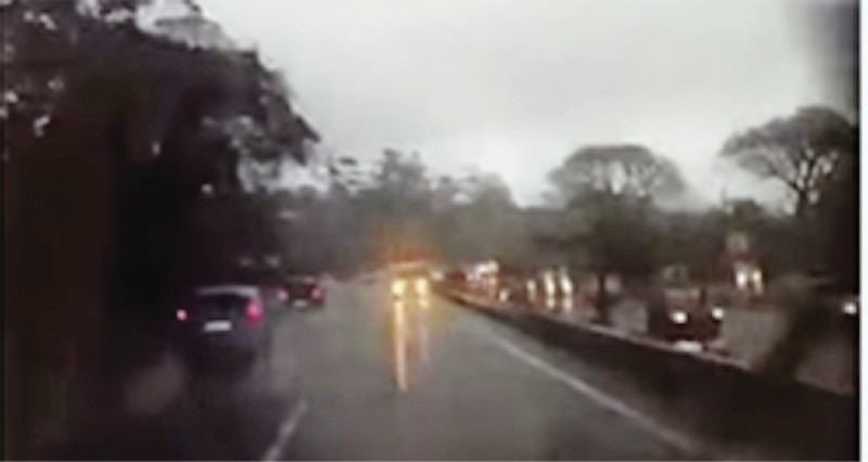 Basinde itekisi iphambana nezimoto enkungwini ku-Field's Hill | Eyethu News