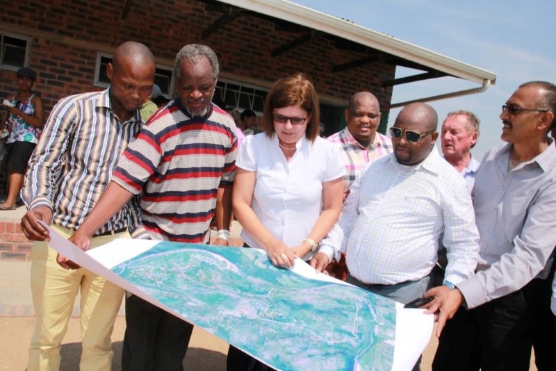 Umasipala uqeda izindawo ezingenawo ugesi | Eyethu News