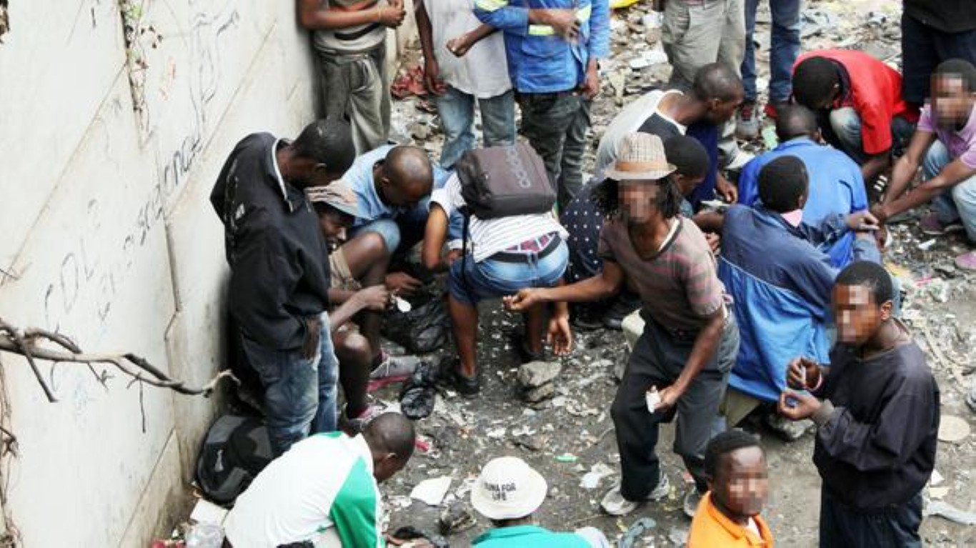 Amaphoyisa axoshe amaphara ahlala ngaphansi kwesiteshi sesitemela ...