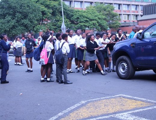 Bazoqhubeka nokuthutha abafundi omalume eMgungundlovu | Eyethu News