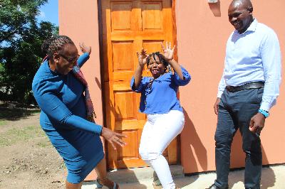 Injabulo bethola izindlu ezintsha | Eyethu News