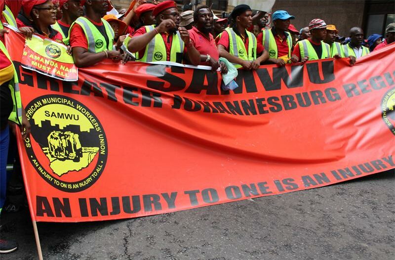 Parts of M1 have been blocked by 1 000 SAMWU members | Midrand Reporter