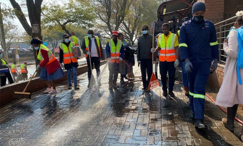 Midrand informal traders market and others join forces to clean Midrand ...