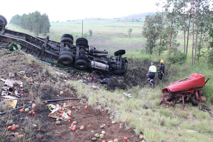 PHOTOS: N11 horror crash claims one | Northern Natal News