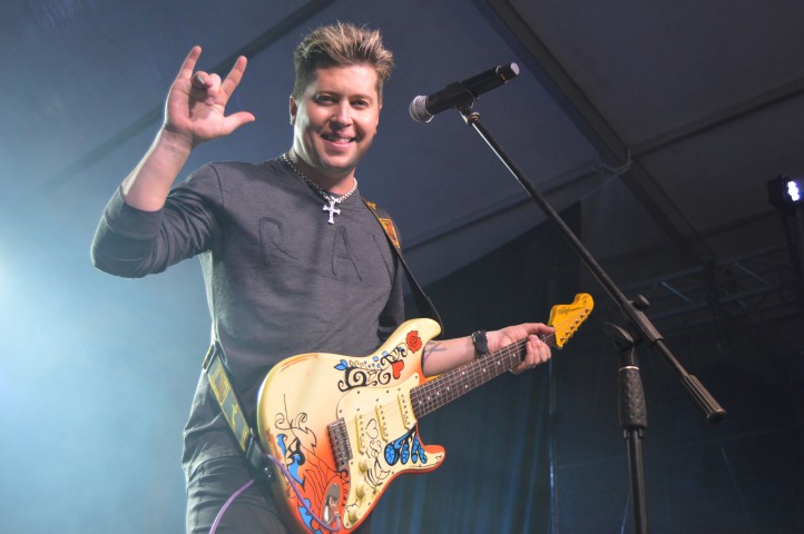 Ray Dylan sings and shows off his guitar skills at Ladysmith Show 2017 ...