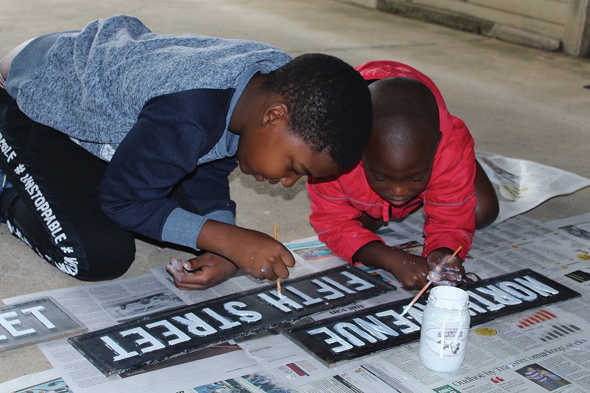 PREVIEW: Ingagane residents refurbish their street name boards ...