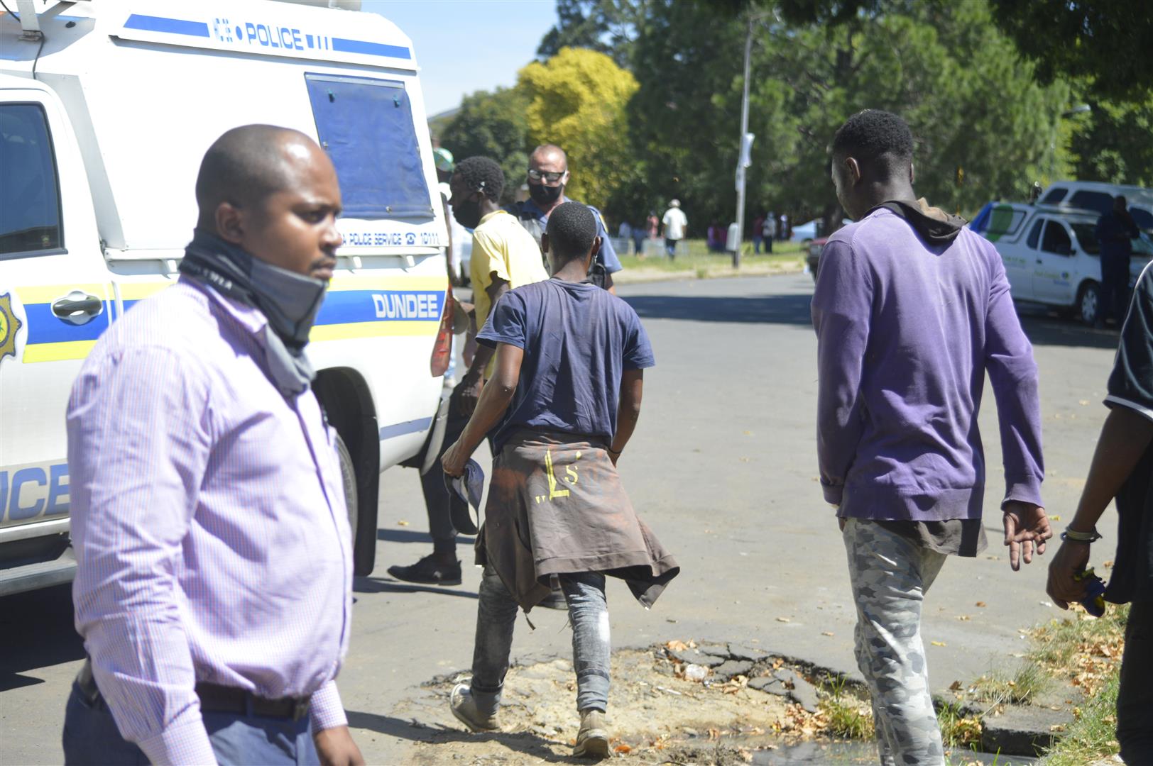 DUNDEE KZN: Shots fired as SAPS, security officials round up suspects ...