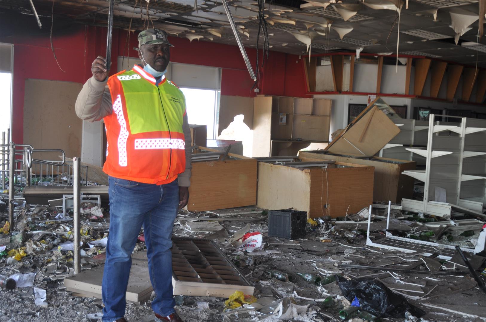 Ladysmith KZN: Mayor visits plundered Ezakheni Plaza after violent ...