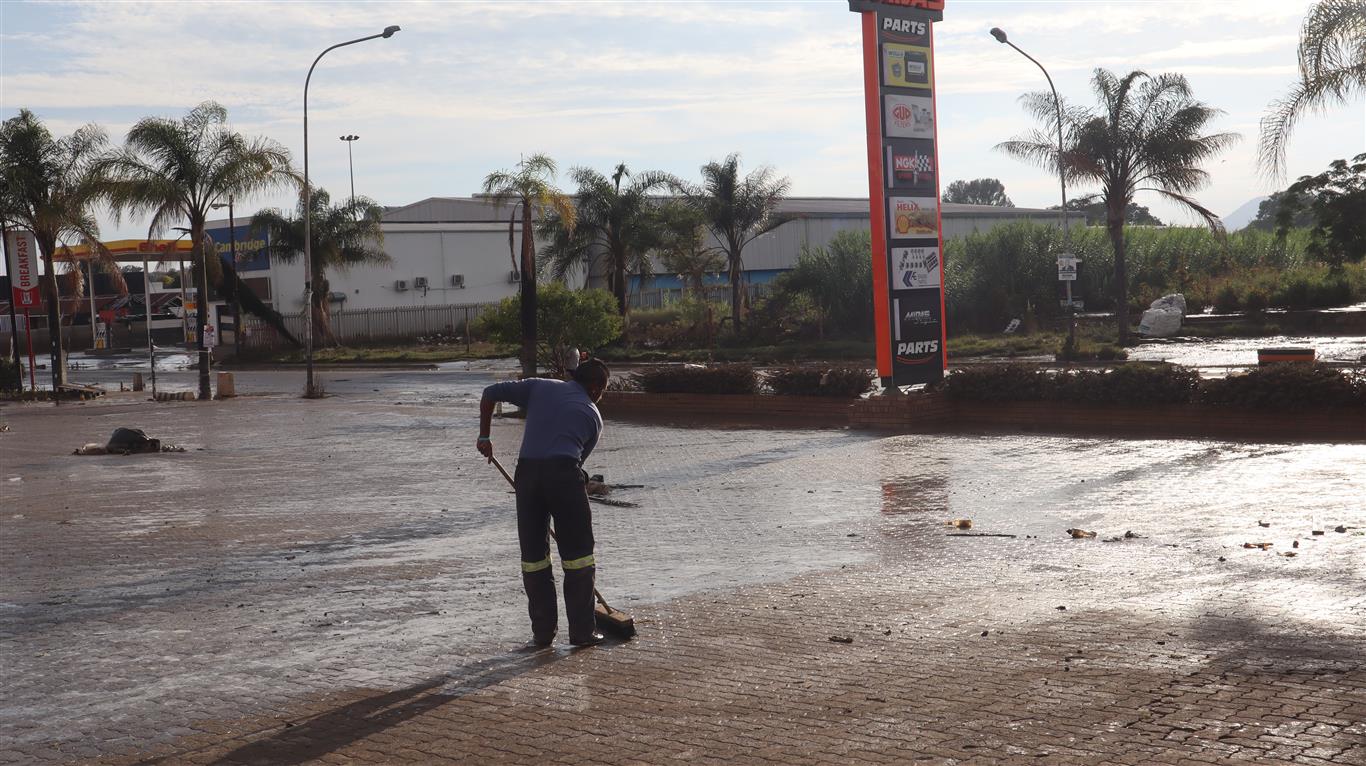 Watch: Ladysmith floods - Roads clear and clean-up begins | Northern ...
