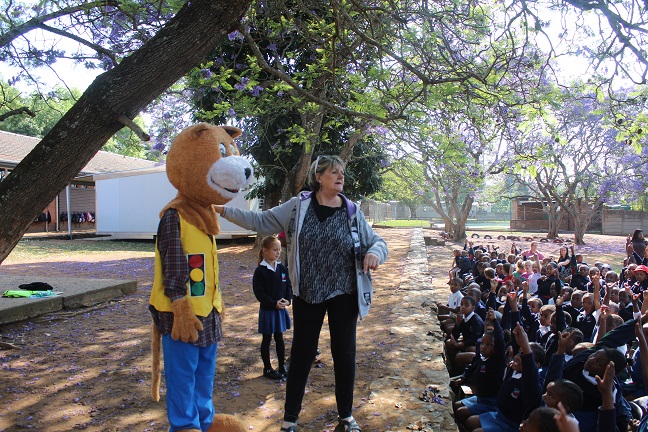 Alida and Danny teach children to stop and look before crossing ...