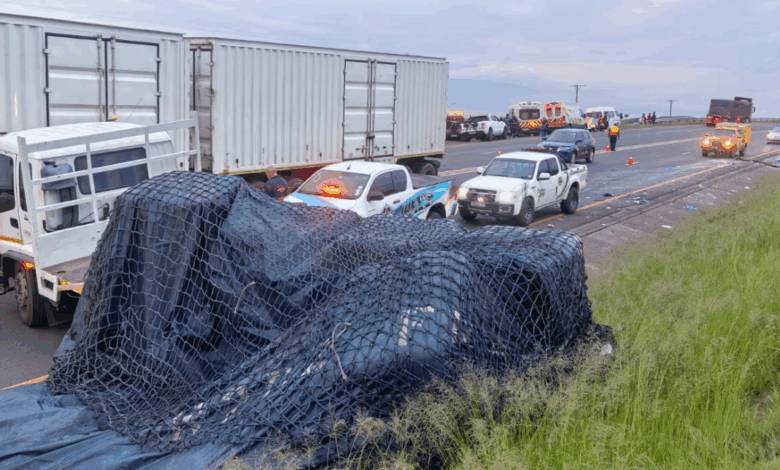 Road closed as 8 killed in truck and taxi crash on N3 near Swinburne ...