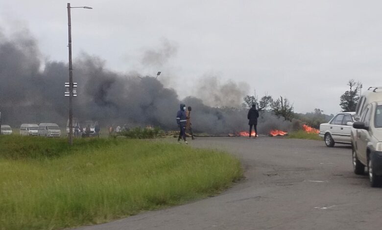 Residents protest as water crisis blocks Sithembile roads | Northern ...