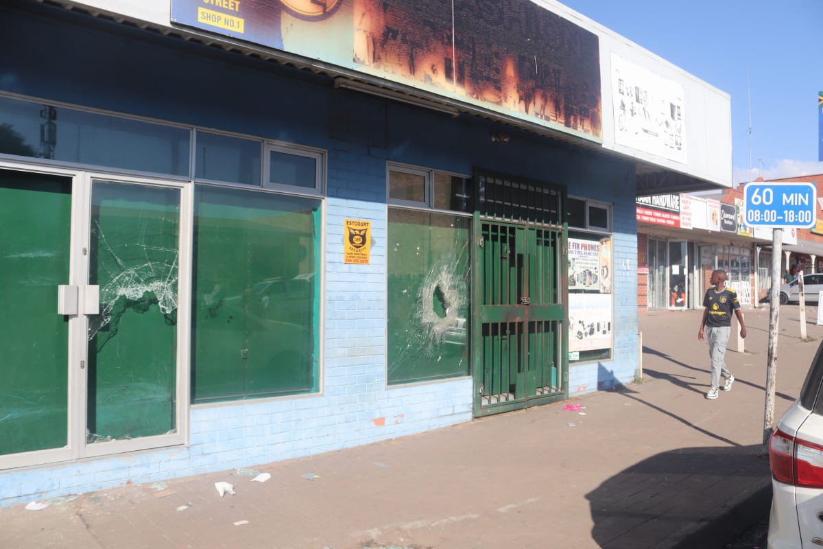 Full-scale looting erupts in Estcourt | Northern Natal News