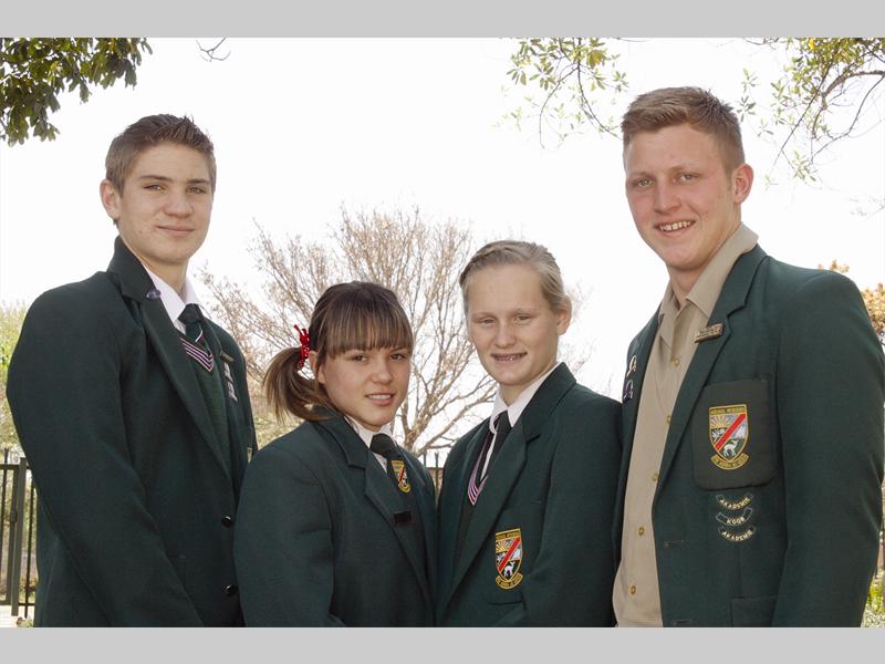 Pieties kyk wie is skool se sterre in die swembad | Review