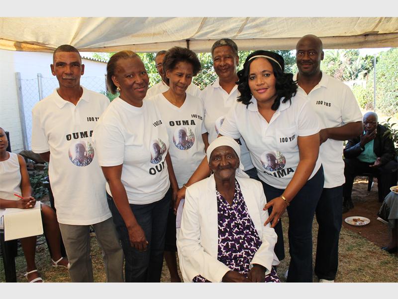 100ste verjaarsdag saam met familie en vriende | Review