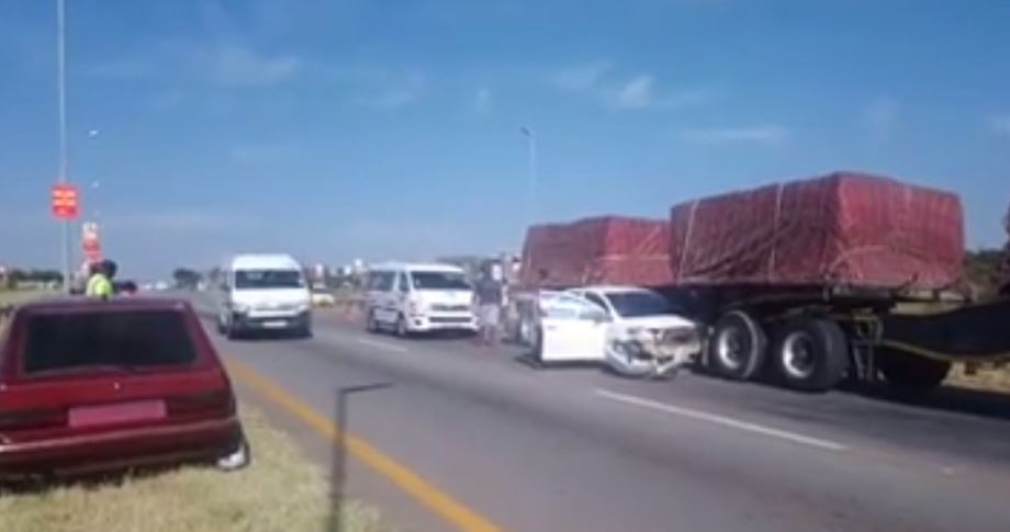 [WATCH] Attempted overtaking causes car to crash into truck on the R81 ...