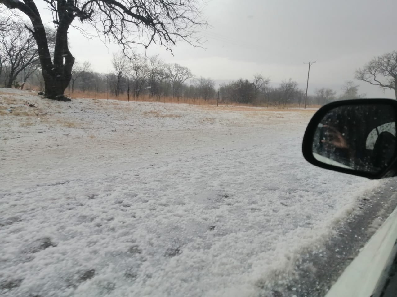 [WATCH] Hail build-up on R101 road between Mookgophong and Mokopane ...