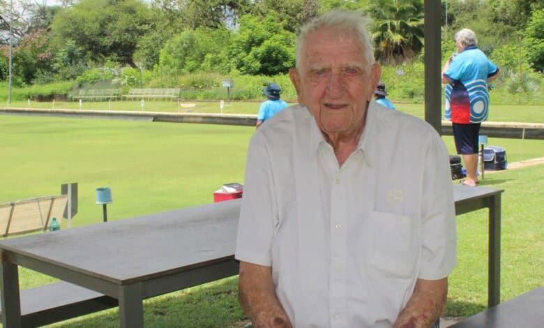 Jules (88) deel sy liefde vir rolbal | Review