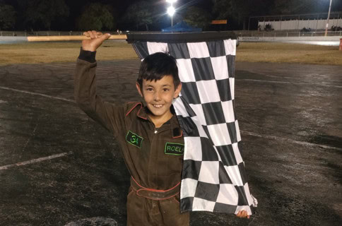 Jong Roelf trap petrolpedaal in Engeland | Review