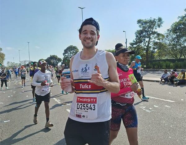 10 Jaar na sy ma se afsterwe pak hy Comrades aan | Review