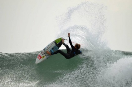 Sykes surfs with the best | North Coast Courier