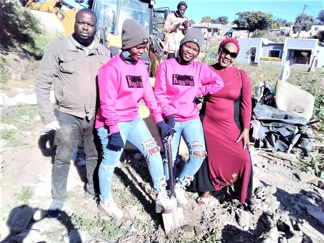 Idols Qwabe twins get busy building to help struggling Thembeni family ...