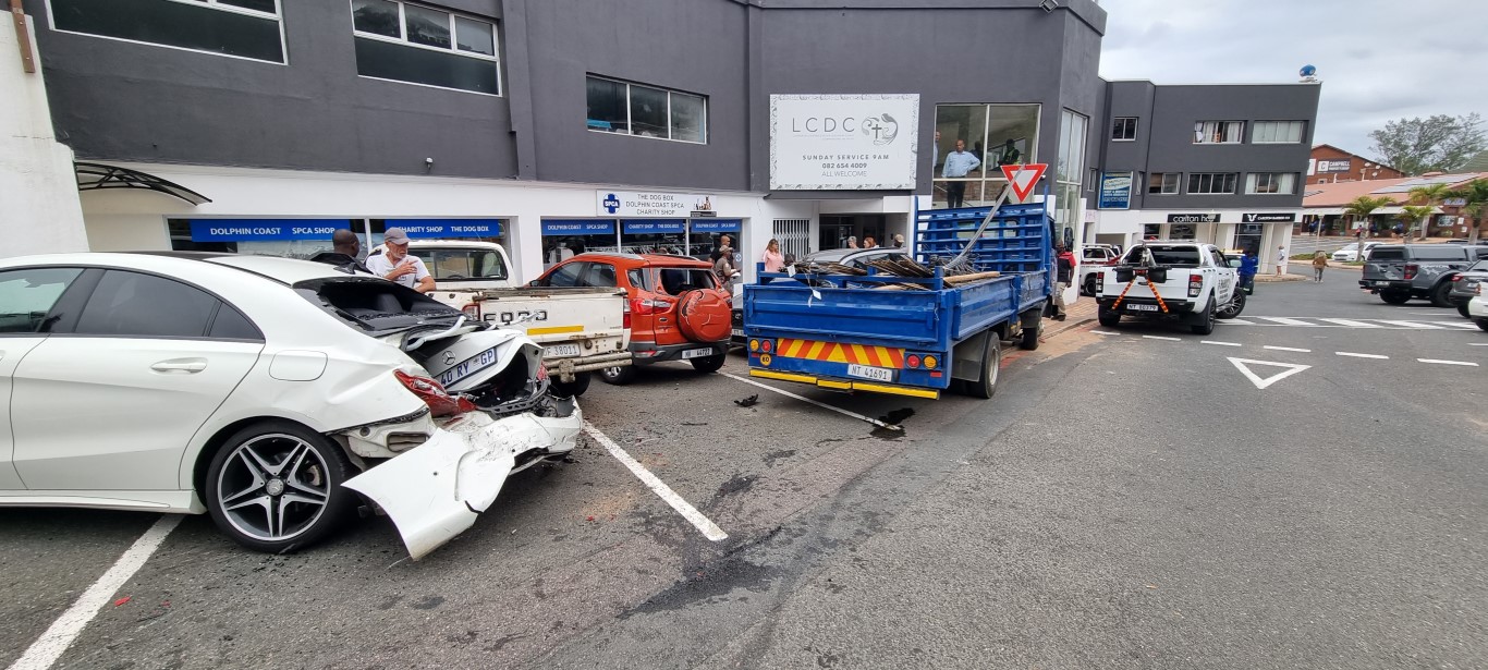 Truck crashes into four vehicles at Ballito Village | North Coast Courier