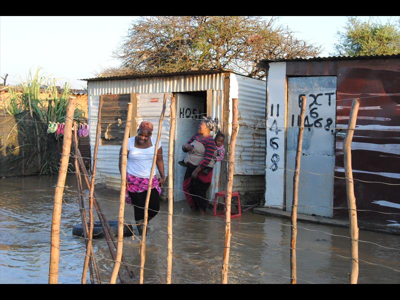 Burst water pipe floods Phomolong | Rekord