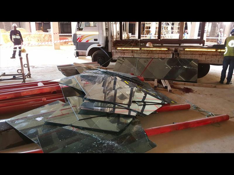 Falling glass hurts construction workers | Rekord