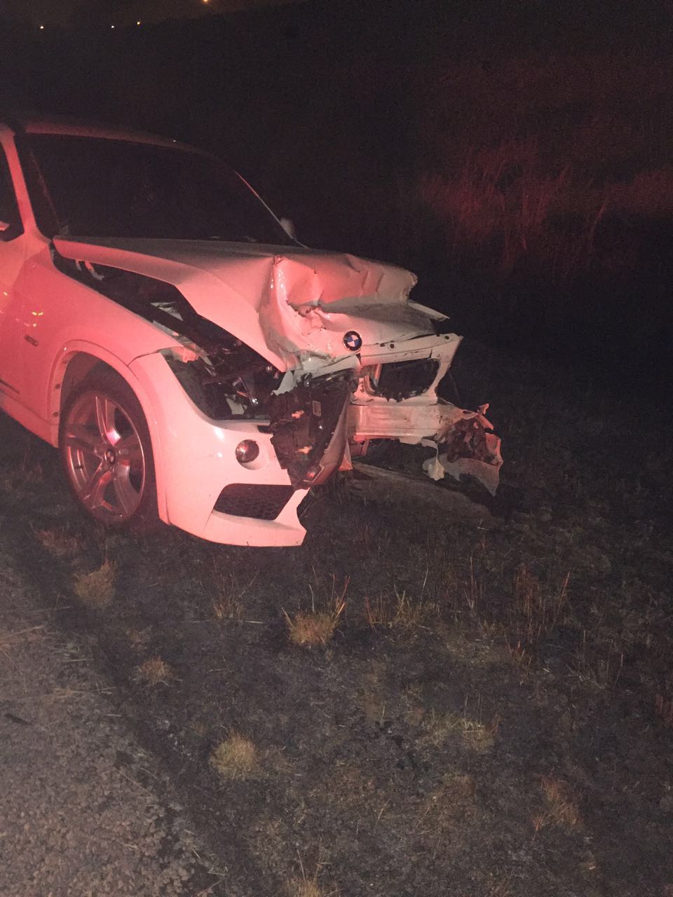 OPVOLG: Vrou praat na botsing op donker pad | Rekord