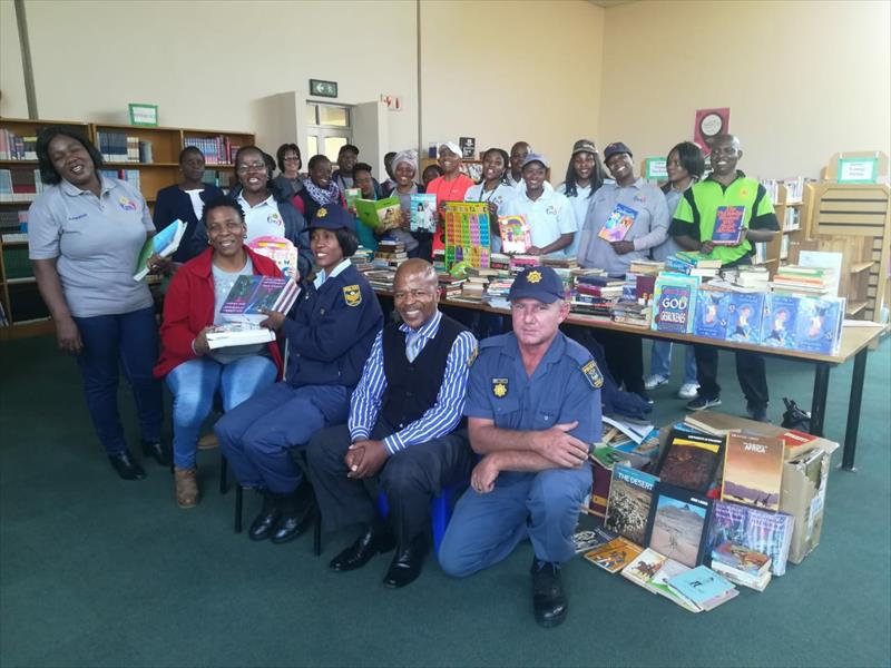 SAPS donates books to Nellmapius library | Rekord