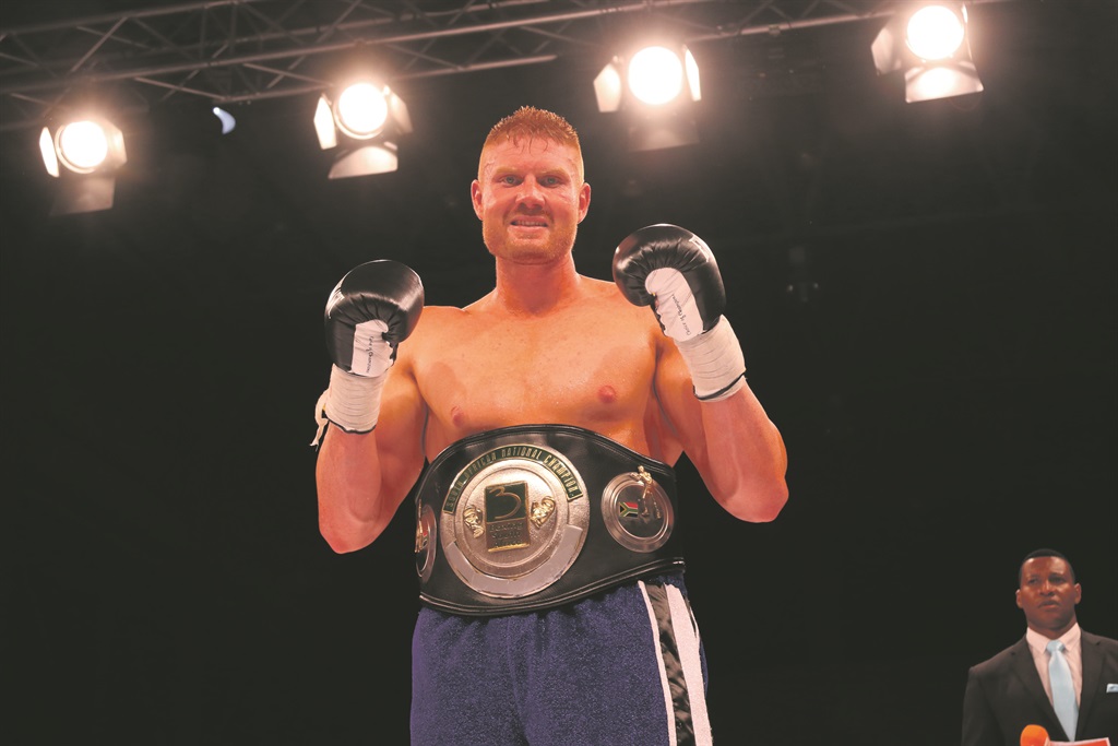 Swaargewig bokskampioen in aksie in Pretoria ná sukses in die hof | Rekord