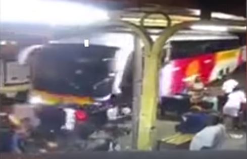 VIDEO: 6 injured when bus drives into people at Bosman station | Rekord