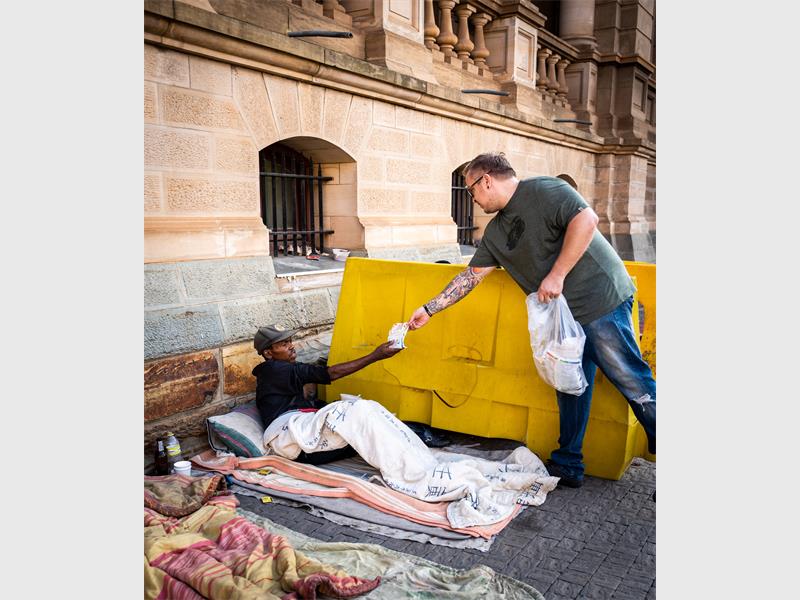 VIDEO: Blanket drive to keep Pta homeless warm this winter | Rekord