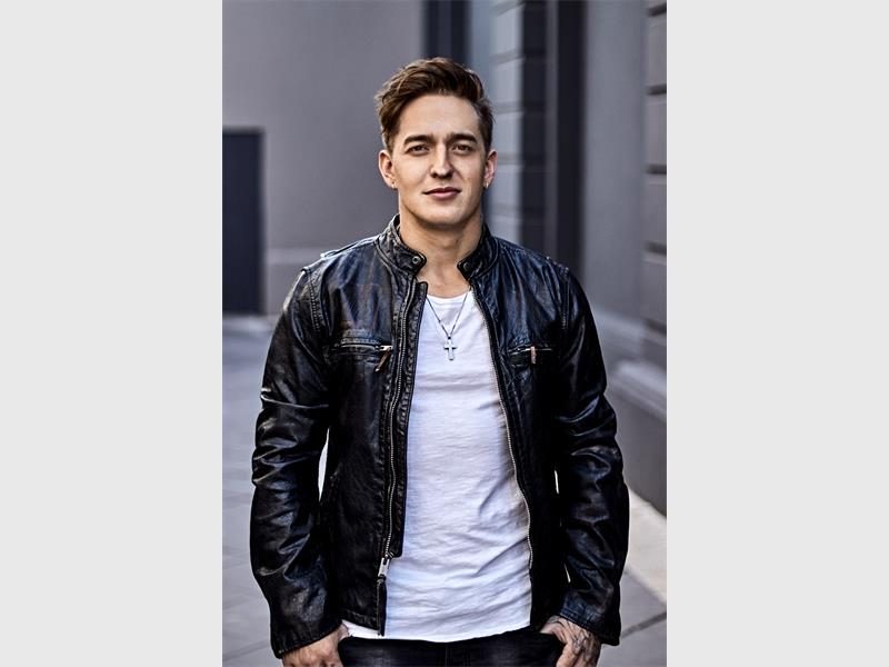 Danny Smoke - aantreklik, charismaties en met 'n stem wat skrik vir ...