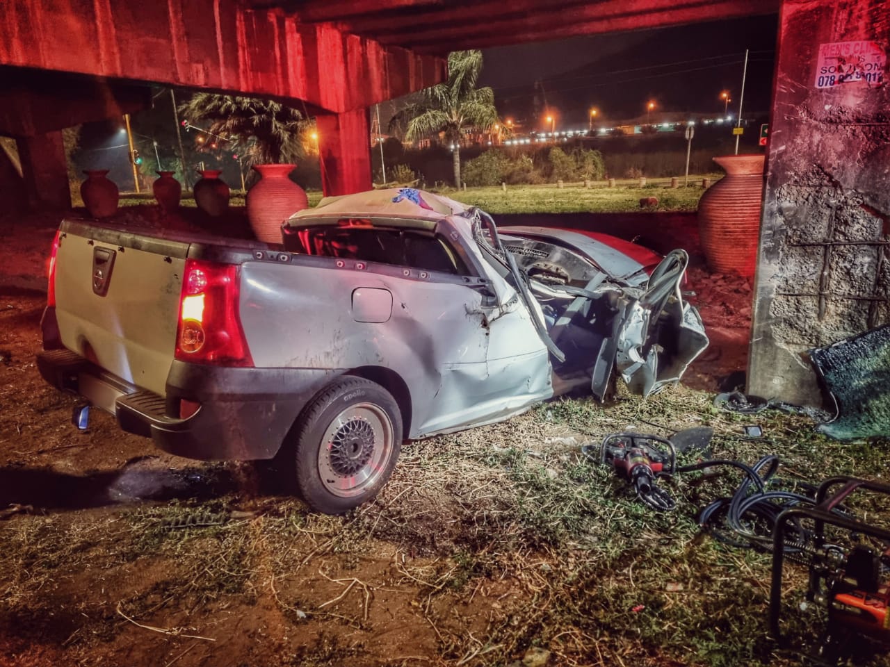 Man killed as bakkie crashes into barrier, wall in west | Rekord