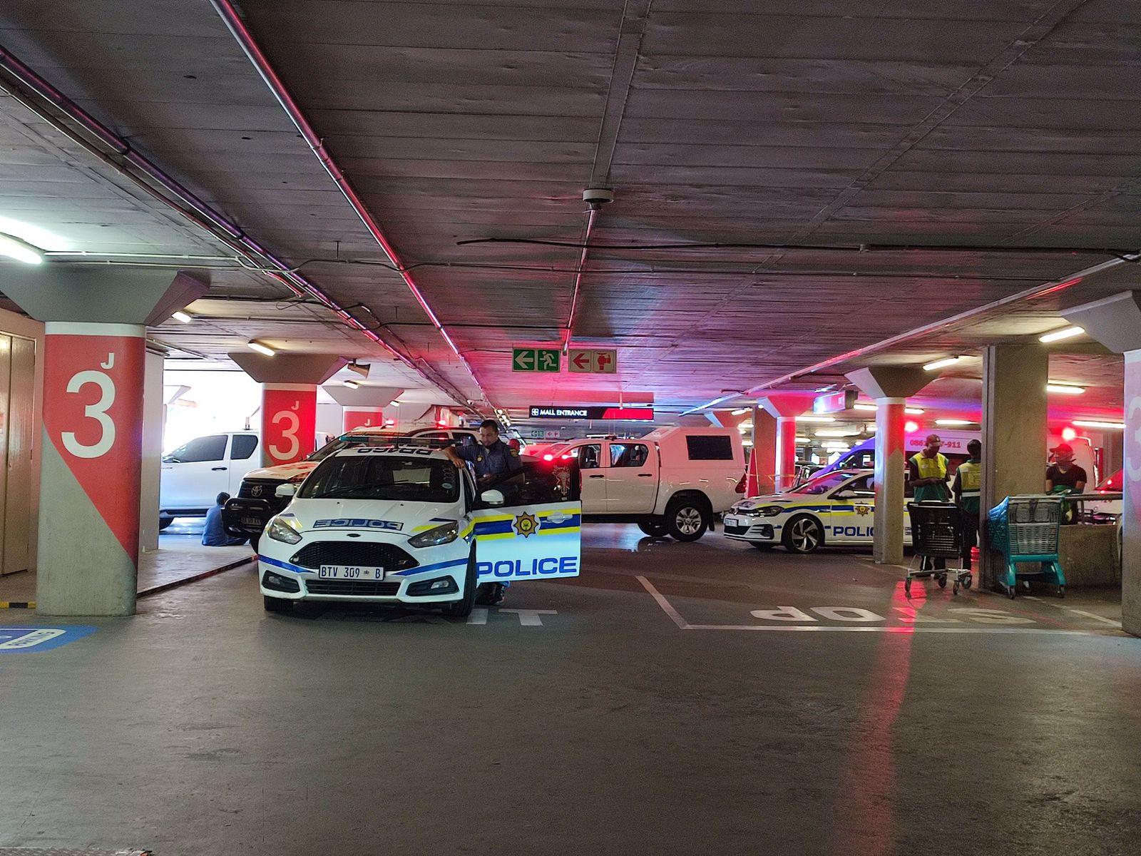 Security officer shot during Menlyn mall jewellery store heist | Rekord