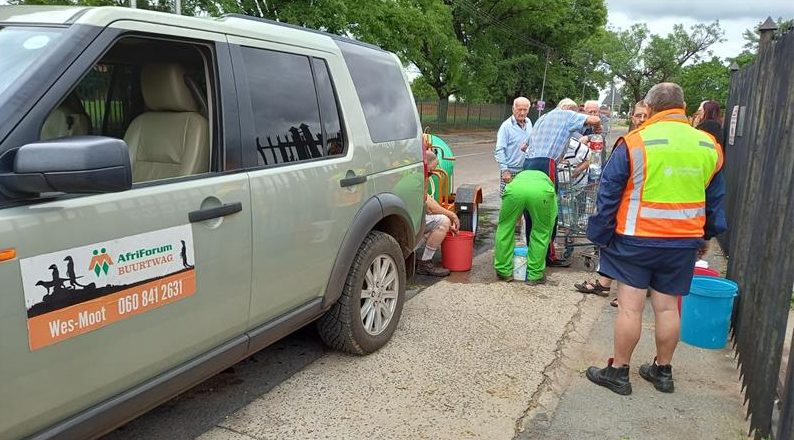 AfriForum supplies Pretoria West residents with 8 000 liters of water ...