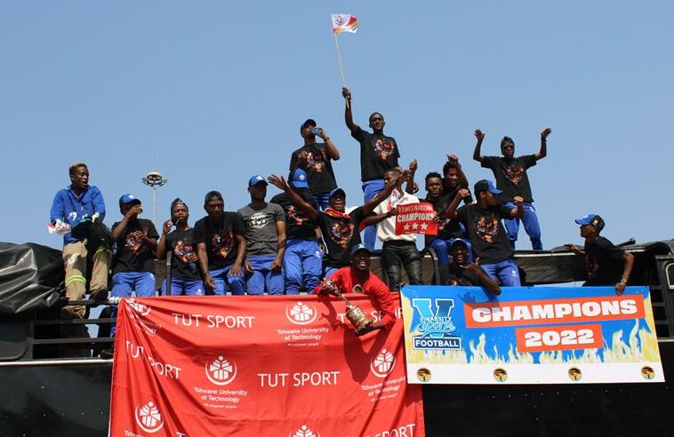TUT men's football team parade the varsity trophy | Rekord
