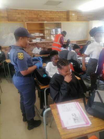 Pretoria West SAPS in surprise school search | Rekord