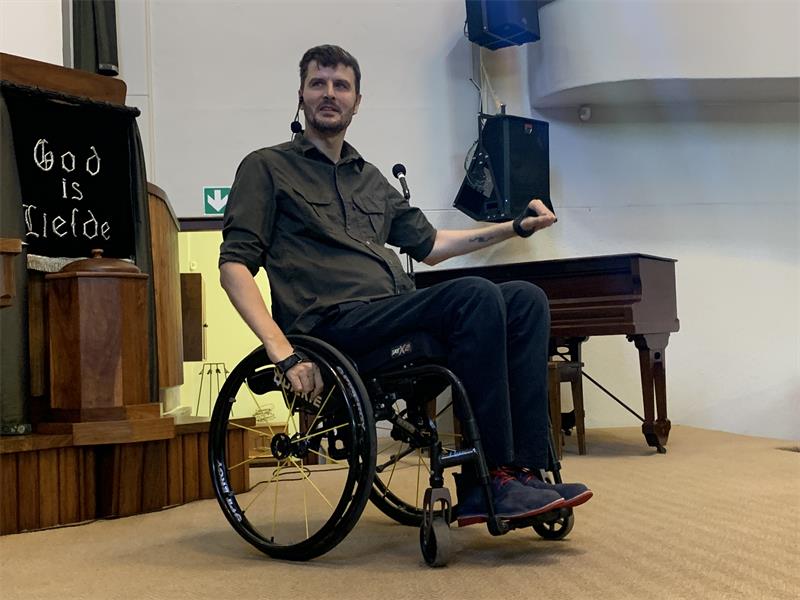 Erik Holm delivers inspiring speech about hope and love | Rekord