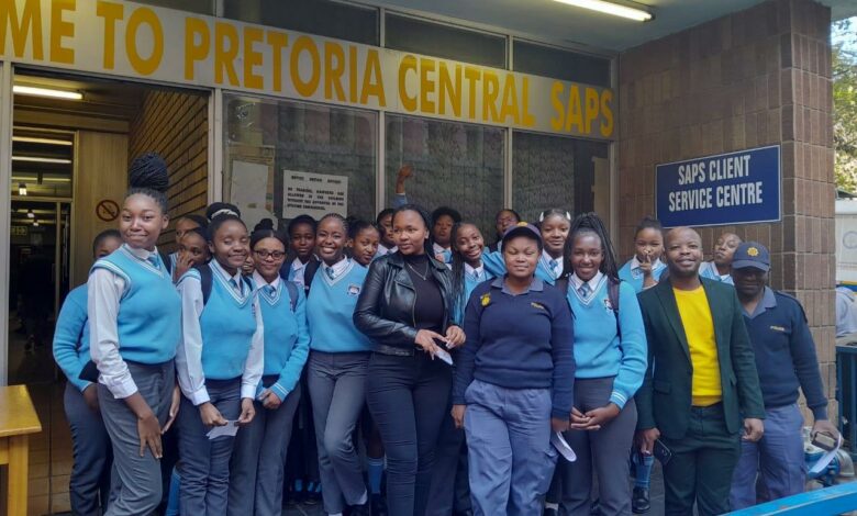 Girl learners visit central police | Rekord
