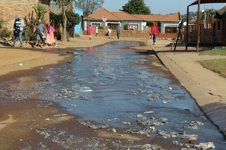 Overflowing sewage terrorises Mahube Valley residents for weeks | Rekord