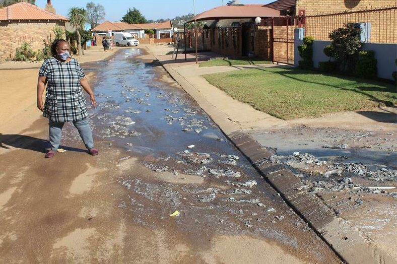 Overflowing sewage terrorises Mahube Valley residents for weeks | Rekord