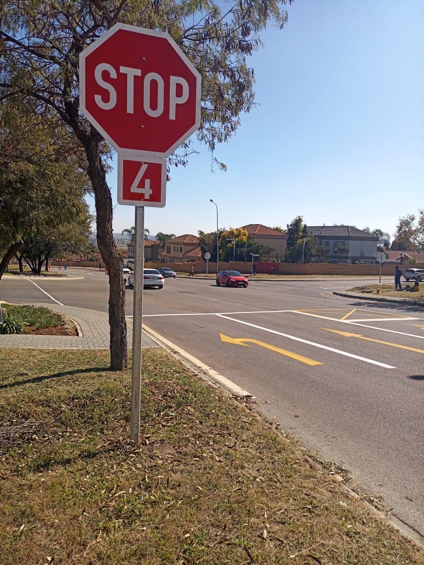 Fourway stop at dangerous intersection in Amberfield Manor | Rekord