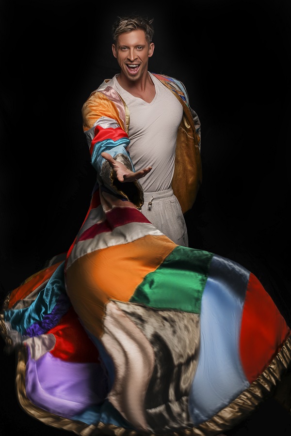 Veelsydige sanger en akteur oefen vir veeleisende rol in hotelkamer ...