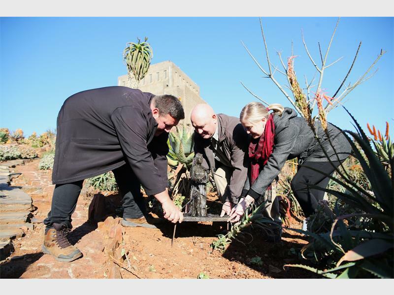 Vrouebeeld van ongesonge heldin by Voortrekkermonument onthul | Rekord