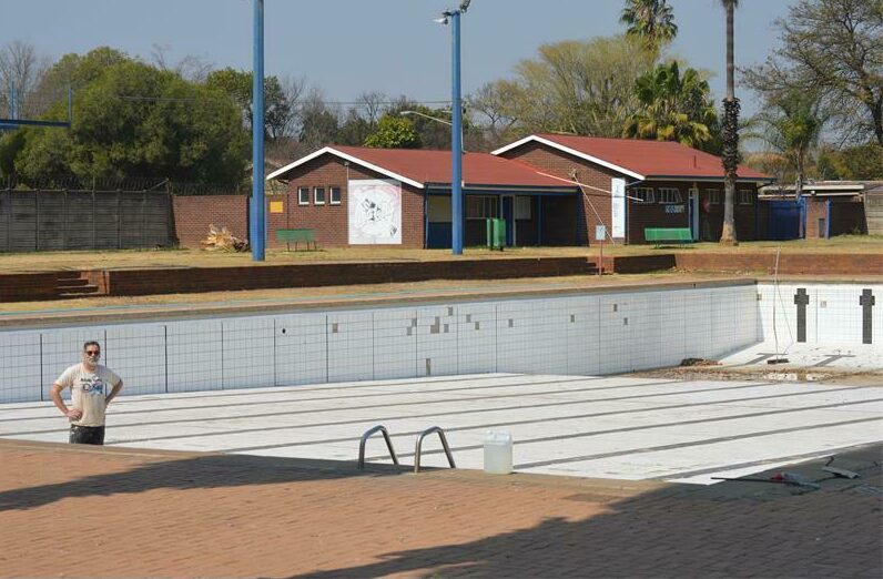 Gemeenskap werk saam om swembad reg te kry vir die somer | Rekord