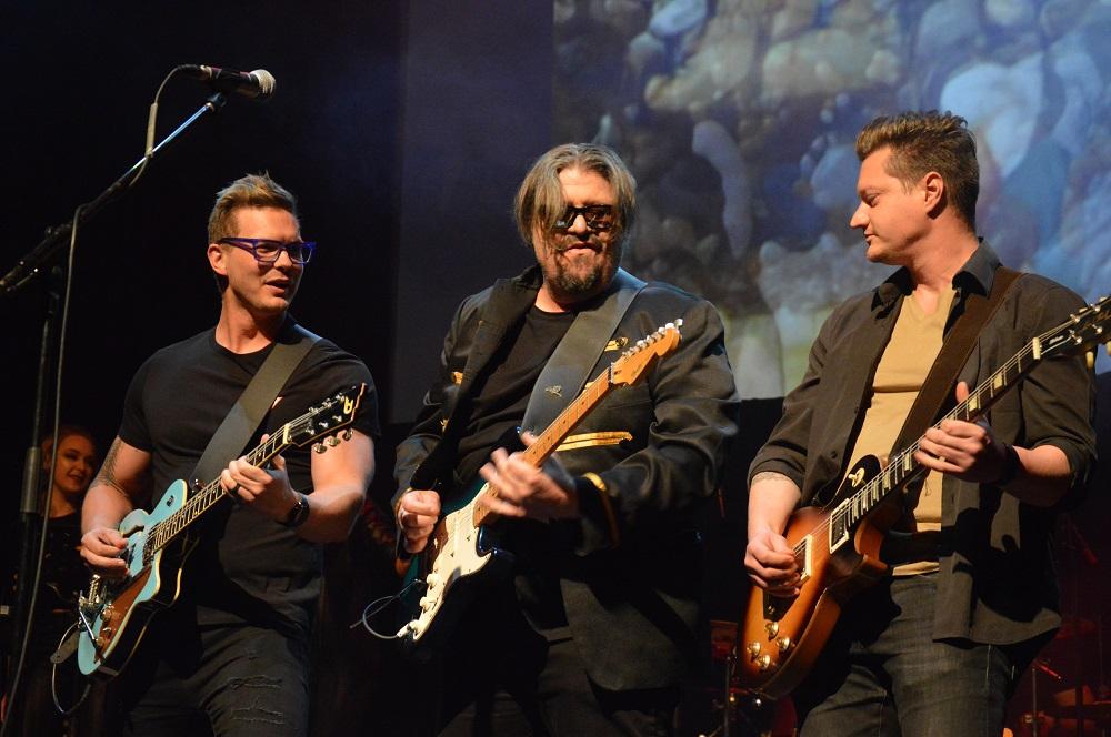 Botes bring energiek hulde aan ikoniese rockgroep | Rekord